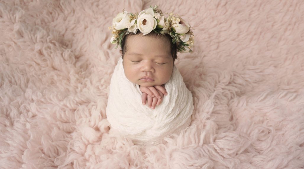 Foto Bayi Baru Lahir dengan Newborn Photography • GuratsisiVisuals